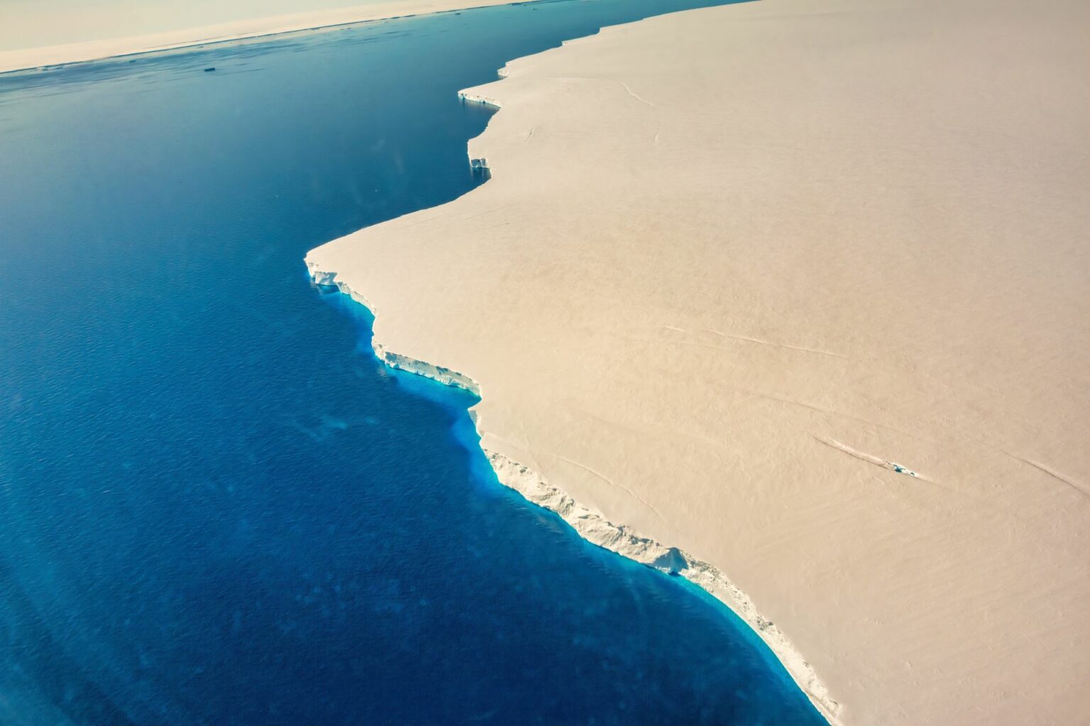 Was liegt wirklich hinter den Eiswänden der Antarktis?